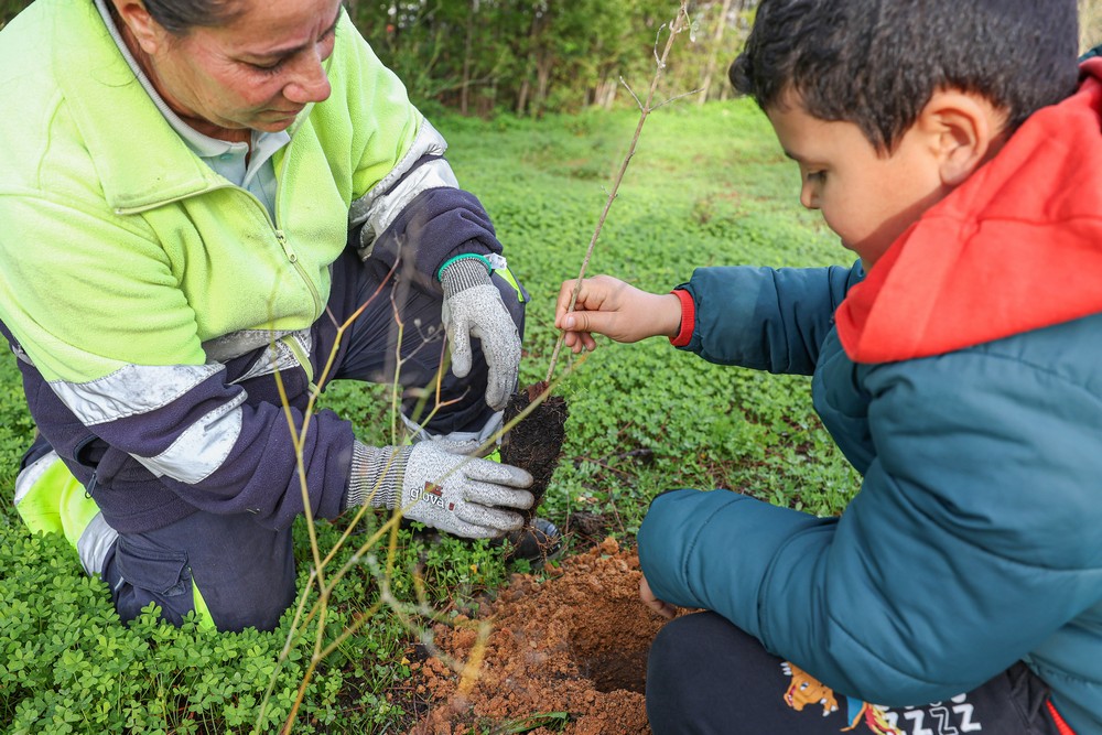 Alunos de Setúbal plantam mais de 250 árvores no Monte Belo
